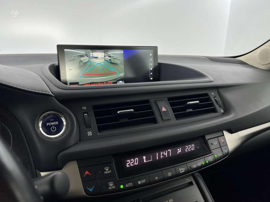 White Lexus CT 200h 2018 in Vilnius, with an engine capacity of 1.80 L and mileage of 124 thousand km for 17900 €, photo 21 on AUTOMOTO.COM.LV