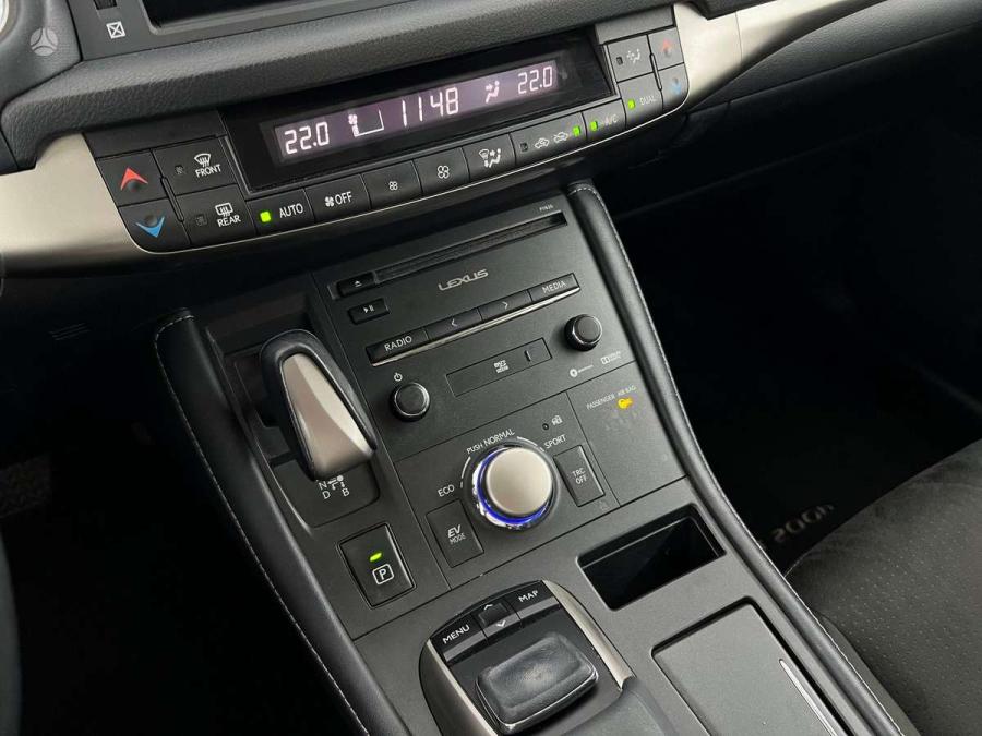 White Lexus CT 200h 2018 in Vilnius, with an engine capacity of 1.80 L and mileage of 124 thousand km for 17900 €, photo 22 on AUTOMOTO.COM.LV
