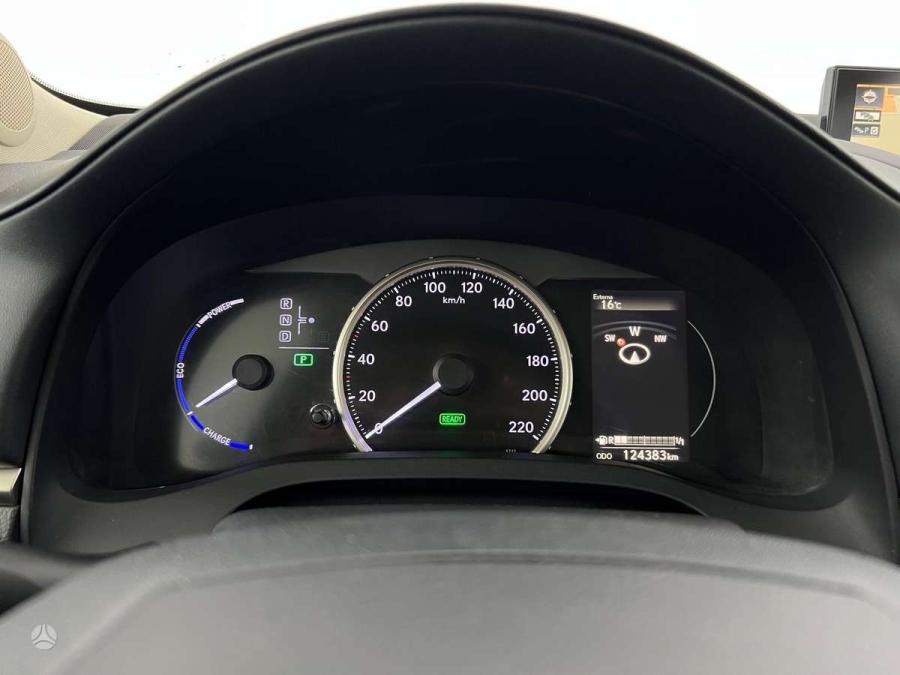 White Lexus CT 200h 2018 in Vilnius, with an engine capacity of 1.80 L and mileage of 124 thousand km for 17900 €, photo 23 on AUTOMOTO.COM.LV