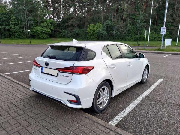 Balts Lexus CT 200h 2018 Viļņa, ar dzinēja tilpumu 1.80 L un nobraukumu 77 tūkst. km par 17200 €, foto 2 vietnē AUTOMOTO.COM.LV