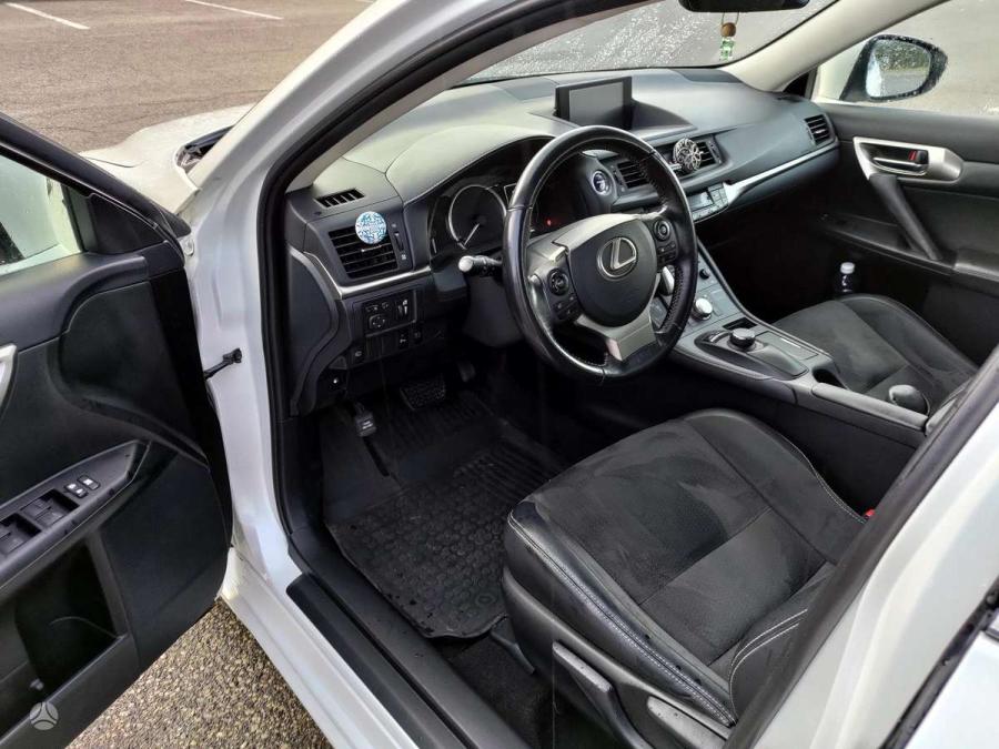 Белый Лексус CT 200h 2018 в Вильнюс, объемом двигателя 1.80 л и пробегом 77 тыс. км за 17200 €, фото 8 на AUTOMOTO.COM.LV