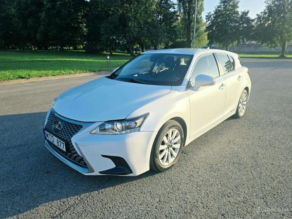 White Lexus CT 200h 2018 in Klaipeda, with an engine capacity of 1.80 L and mileage of 166 thousand km for 15700 €, photo 3 on AUTOMOTO.COM.LV