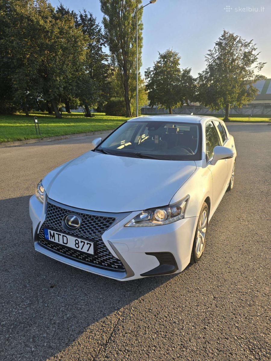 White Lexus CT 200h 2018 in Klaipeda, with an engine capacity of 1.80 L and mileage of 166 thousand km for 15700 €, photo 4 on AUTOMOTO.COM.LV