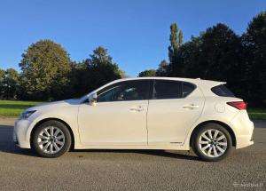 White Lexus CT 200h 2018 in Klaipeda, with an engine capacity of 1.80 L and mileage of 166 thousand km for 15700 €, photo 5 on AUTOMOTO.COM.LV