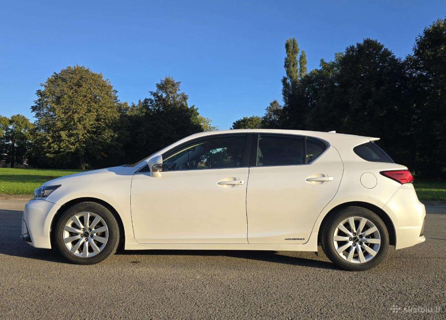 White Lexus CT 200h 2018 in Klaipeda, with an engine capacity of 1.80 L and mileage of 166 thousand km for 15700 €, photo 5 on AUTOMOTO.COM.LV