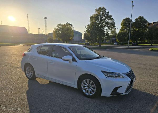 White Lexus CT 200h 2018 in Klaipeda, with an engine capacity of 1.80 L and mileage of 166 thousand km for 15700 €, photo 8 on AUTOMOTO.COM.LV