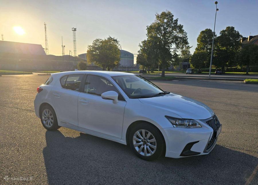 White Lexus CT 200h 2018 in Klaipeda, with an engine capacity of 1.80 L and mileage of 166 thousand km for 15700 €, photo 8 on AUTOMOTO.COM.LV