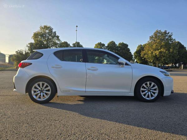White Lexus CT 200h 2018 in Klaipeda, with an engine capacity of 1.80 L and mileage of 166 thousand km for 15700 €, photo 9 on AUTOMOTO.COM.LV