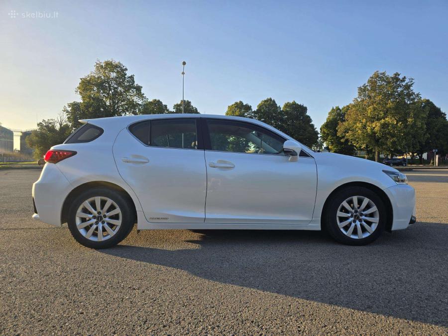 White Lexus CT 200h 2018 in Klaipeda, with an engine capacity of 1.80 L and mileage of 166 thousand km for 15700 €, photo 9 on AUTOMOTO.COM.LV