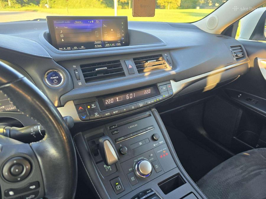 White Lexus CT 200h 2018 in Klaipeda, with an engine capacity of 1.80 L and mileage of 166 thousand km for 15700 €, photo 10 on AUTOMOTO.COM.LV
