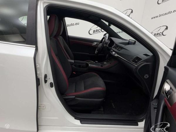 White Lexus CT 200h 2020 in Vilnius, with an engine capacity of 1.80 L and mileage of 30 thousand km for 16900 €, photo 5 on AUTOMOTO.COM.LV