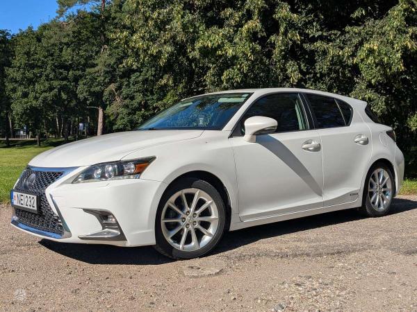 White Lexus CT 200h 2013 in Druskininkai, with an engine capacity of 1.80 L and mileage of 233 thousand km for 9500 €, photo 1 on AUTOMOTO.COM.LV