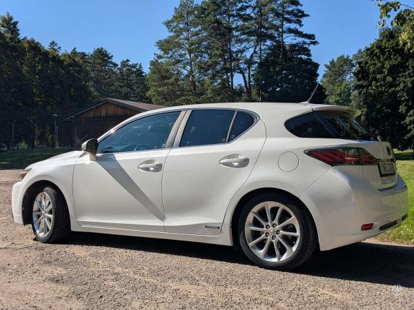 White Lexus CT 200h 2013 in Druskininkai, with an engine capacity of 1.80 L and mileage of 233 thousand km for 9500 €, photo 4 on AUTOMOTO.COM.LV