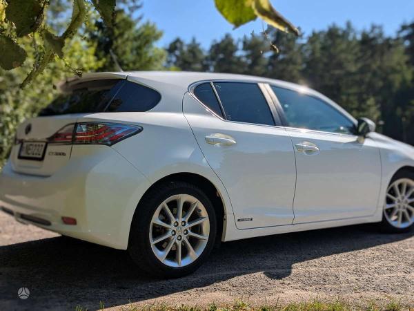 White Lexus CT 200h 2013 in Druskininkai, with an engine capacity of 1.80 L and mileage of 233 thousand km for 9500 €, photo 8 on AUTOMOTO.COM.LV