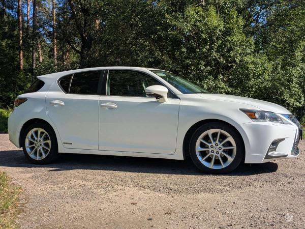 White Lexus CT 200h 2013 in Druskininkai, with an engine capacity of 1.80 L and mileage of 233 thousand km for 9500 €, photo 10 on AUTOMOTO.COM.LV
