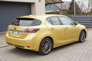 Yellow Lexus CT 200h 2012 in Kaunas, with an engine capacity of 1.80 L and mileage of 228 thousand km for 7400 €, photo 4 on AUTOMOTO.COM.LV
