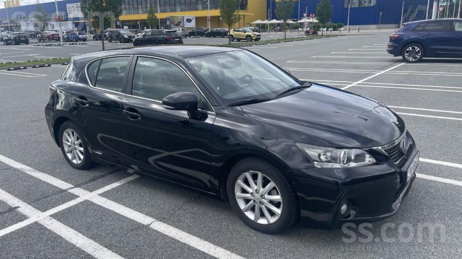 Black Lexus CT 2011 in Riga, with an engine capacity of 1.80 L and mileage of 208 thousand km for 8400 €, photo 4 on AUTOMOTO.COM.LV