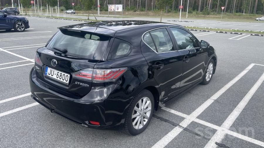 Black Lexus CT 2011 in Riga, with an engine capacity of 1.80 L and mileage of 208 thousand km for 8400 €, photo 5 on AUTOMOTO.COM.LV