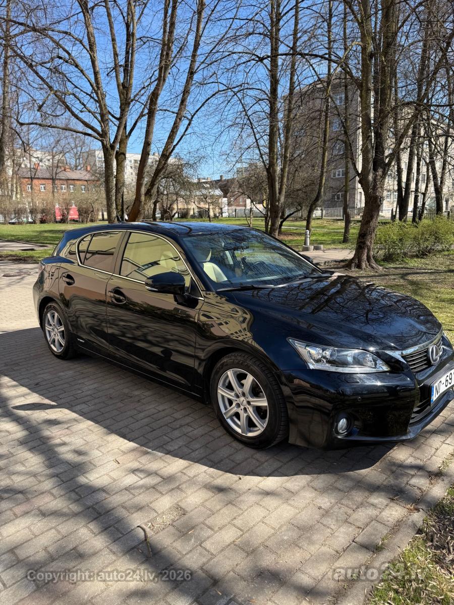 Black Lexus CT 2012 in Riga, with an engine capacity of 1.80 L and mileage of 196 thousand km for 9500 €, photo 3 on AUTOMOTO.COM.LV