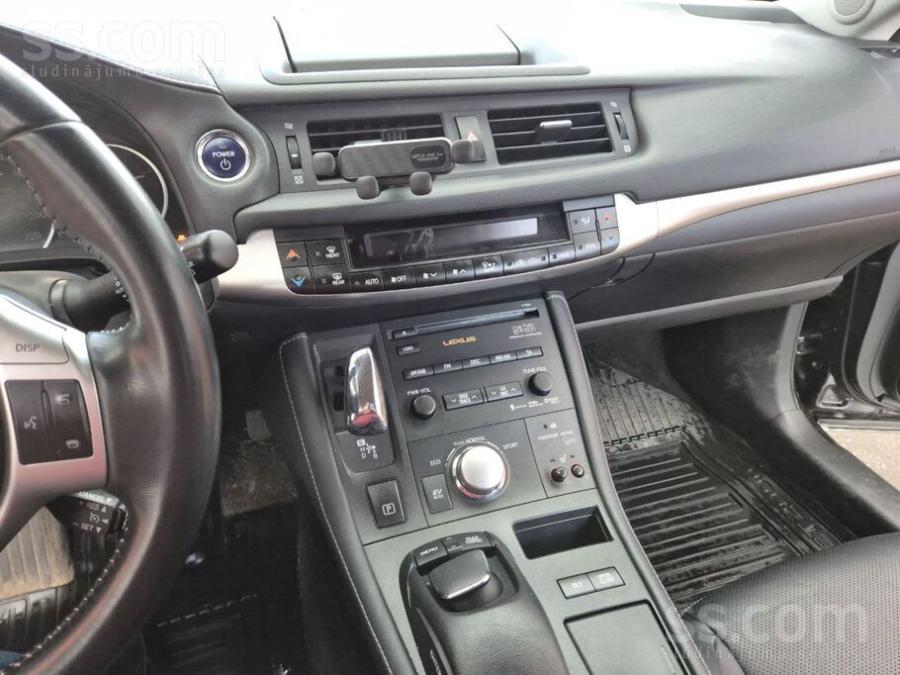 Black Lexus CT 2012 in Riga, with an engine capacity of 1.80 L and mileage of 227 thousand km for 7500 €, photo 3 on AUTOMOTO.COM.LV