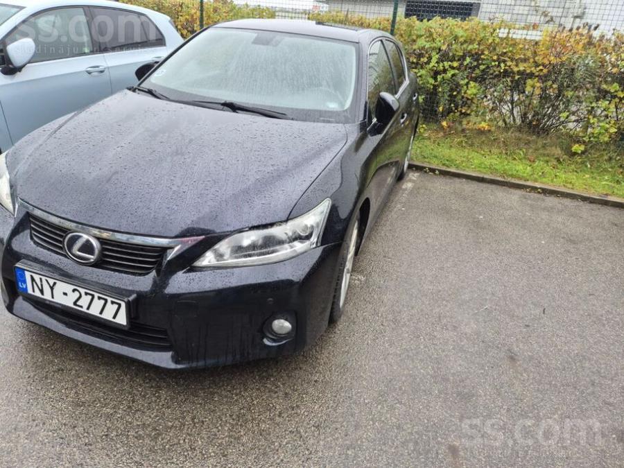 Black Lexus CT 2012 in Riga, with an engine capacity of 1.80 L and mileage of 227 thousand km for 7500 €, photo 6 on AUTOMOTO.COM.LV