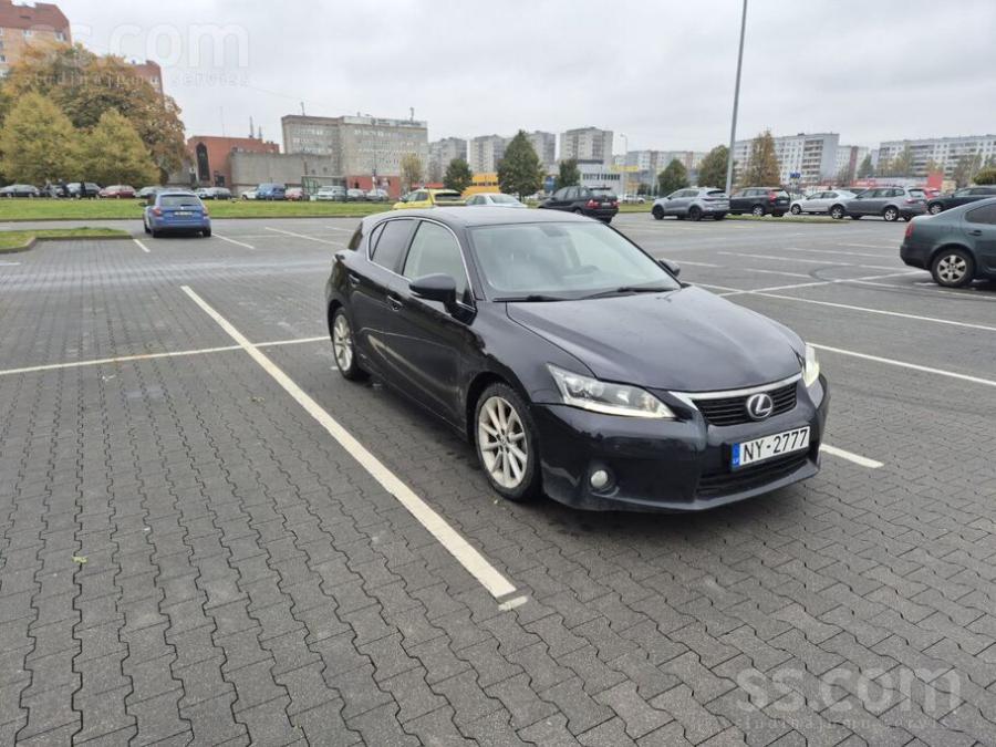 Black Lexus CT 2012 in Riga, with an engine capacity of 1.80 L and mileage of 227 thousand km for 7500 €, photo 9 on AUTOMOTO.COM.LV