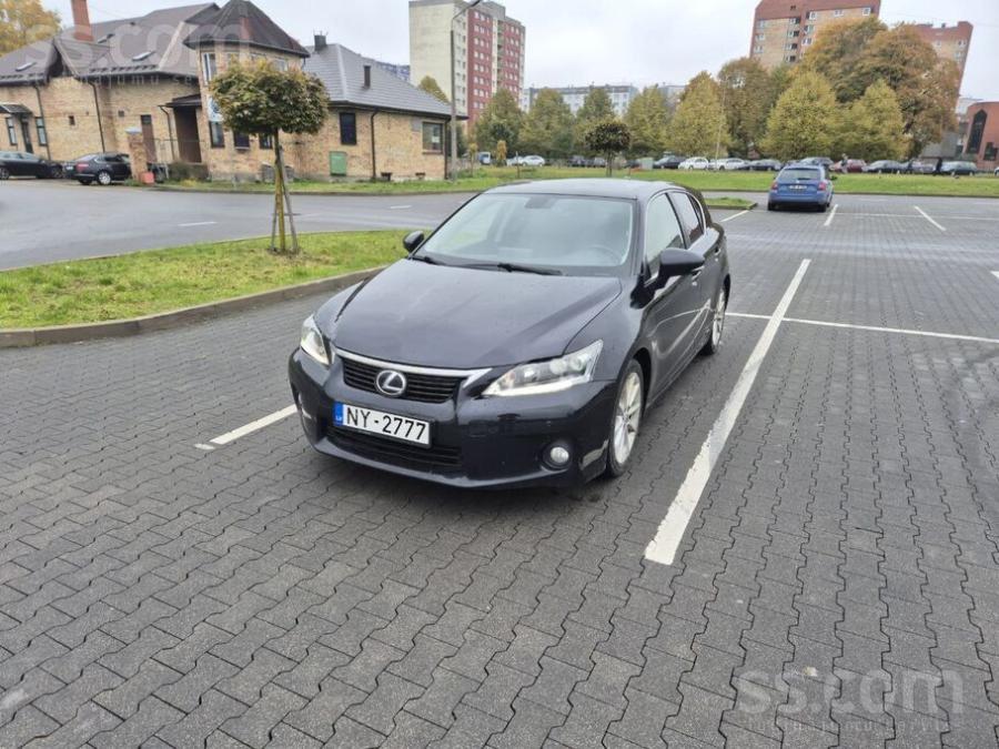 Black Lexus CT 2012 in Riga, with an engine capacity of 1.80 L and mileage of 227 thousand km for 7500 €, photo 10 on AUTOMOTO.COM.LV
