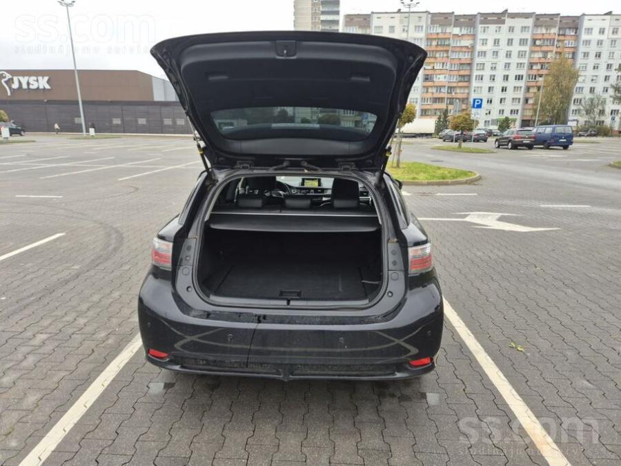 Black Lexus CT 2012 in Riga, with an engine capacity of 1.80 L and mileage of 227 thousand km for 7500 €, photo 17 on AUTOMOTO.COM.LV