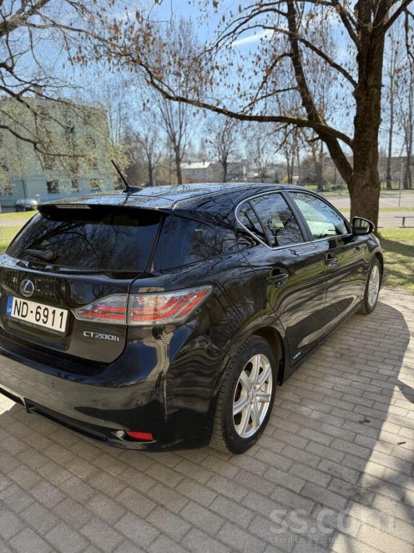 Melns Lexus CT 2012 Rīga, ar dzinēja tilpumu 1.80 L un nobraukumu 197 tūkst. km par 8900 €, foto 5 vietnē AUTOMOTO.COM.LV
