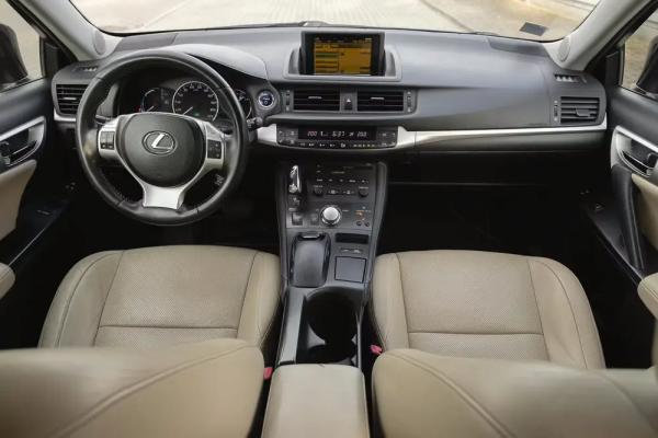 Black Lexus CT 2012 in Jelgava, with an engine capacity of 1.80 L and mileage of 247 thousand km for 6000 €, photo 7 on AUTOMOTO.COM.LV