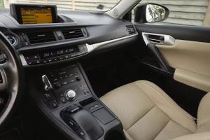 Melns Lexus CT 2012 Jelgava, ar dzinēja tilpumu 1.80 L un nobraukumu 247 tūkst. km par 6000 €, foto 9 vietnē AUTOMOTO.COM.LV