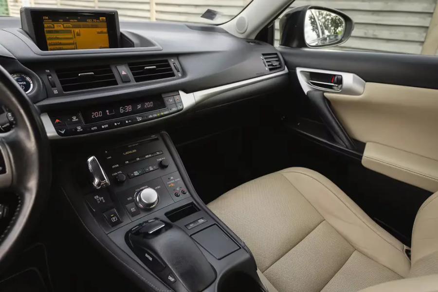 Melns Lexus CT 2012 Jelgava, ar dzinēja tilpumu 1.80 L un nobraukumu 247 tūkst. km par 6000 €, foto 9 vietnē AUTOMOTO.COM.LV