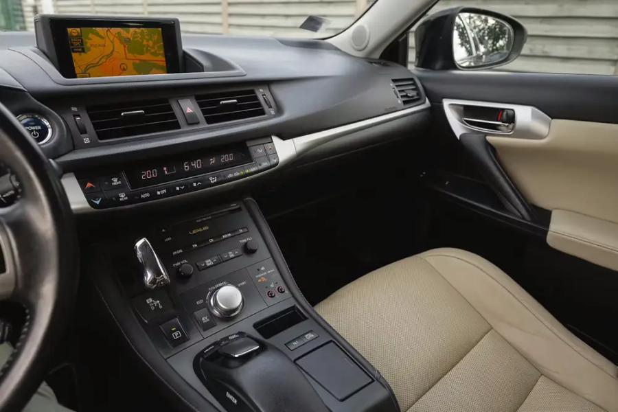 Melns Lexus CT 2012 Jelgava, ar dzinēja tilpumu 1.80 L un nobraukumu 247 tūkst. km par 6000 €, foto 10 vietnē AUTOMOTO.COM.LV