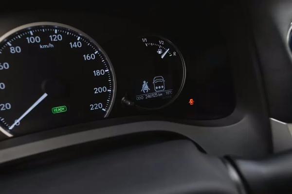 Black Lexus CT 2012 in Jelgava, with an engine capacity of 1.80 L and mileage of 247 thousand km for 6000 €, photo 10 on AUTOMOTO.COM.LV