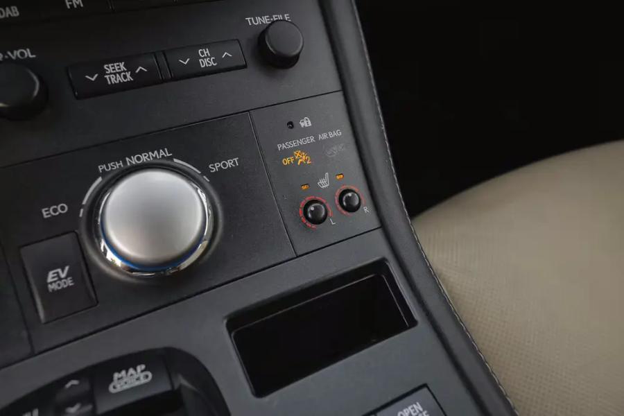 Melns Lexus CT 2012 Jelgava, ar dzinēja tilpumu 1.80 L un nobraukumu 247 tūkst. km par 6000 €, foto 12 vietnē AUTOMOTO.COM.LV