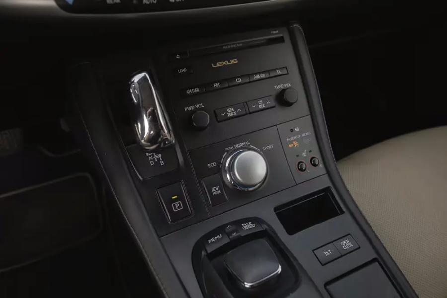 Melns Lexus CT 2012 Jelgava, ar dzinēja tilpumu 1.80 L un nobraukumu 247 tūkst. km par 6000 €, foto 13 vietnē AUTOMOTO.COM.LV