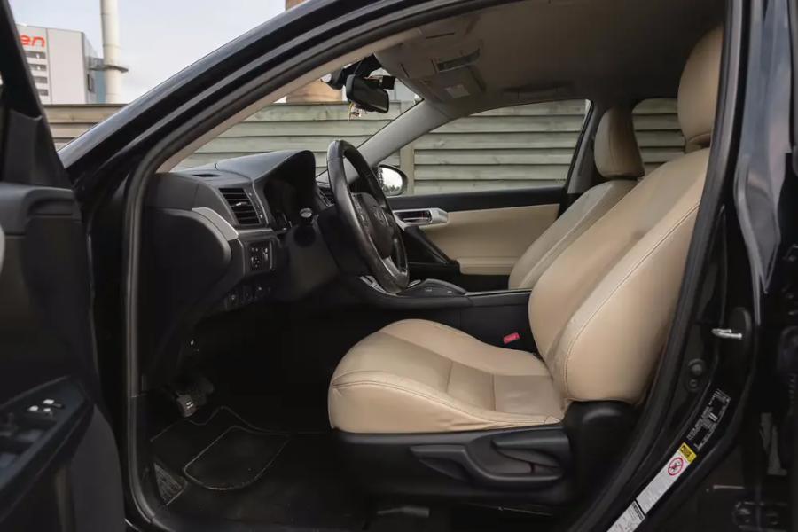Melns Lexus CT 2012 Jelgava, ar dzinēja tilpumu 1.80 L un nobraukumu 247 tūkst. km par 6000 €, foto 19 vietnē AUTOMOTO.COM.LV