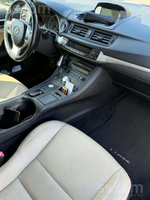 Black Lexus CT 2012 in Riga, with an engine capacity of 1.80 L and mileage of 213 thousand km for 7000 €, photo 4 on AUTOMOTO.COM.LV