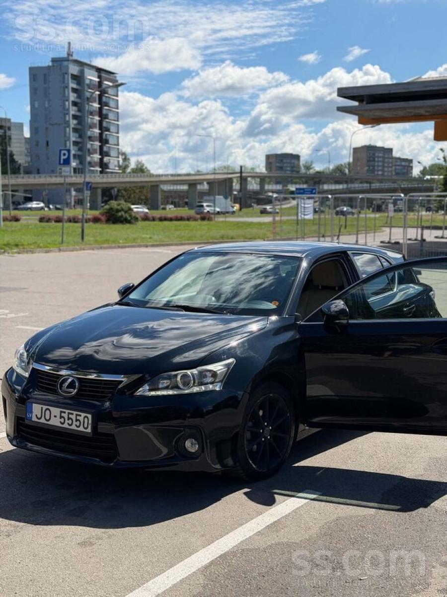 Black Lexus CT 2012 in Riga, with an engine capacity of 1.80 L and mileage of 213 thousand km for 7000 €, photo 6 on AUTOMOTO.COM.LV