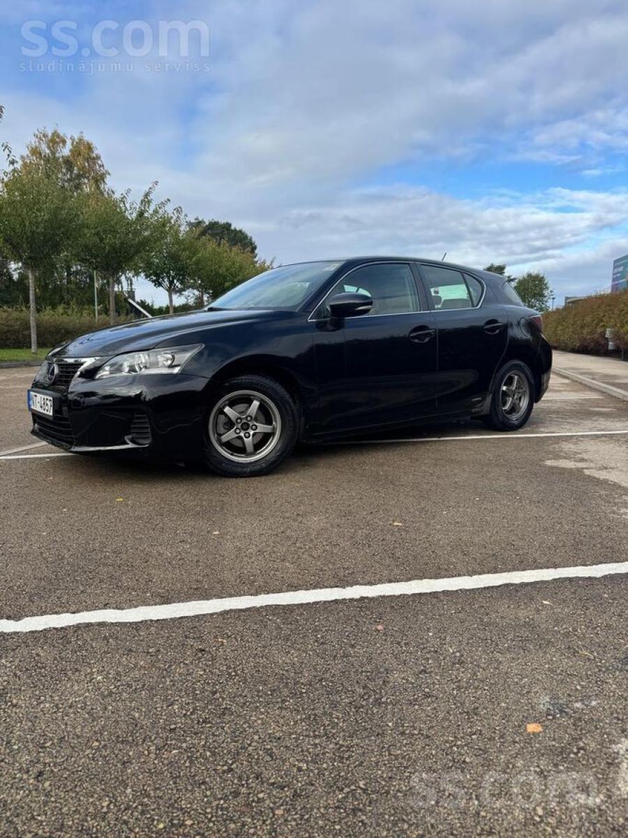 Black Lexus CT 2012 in Riga, with an engine capacity of 1.80 L and mileage of 182 thousand km for 8200 €, photo 3 on AUTOMOTO.COM.LV
