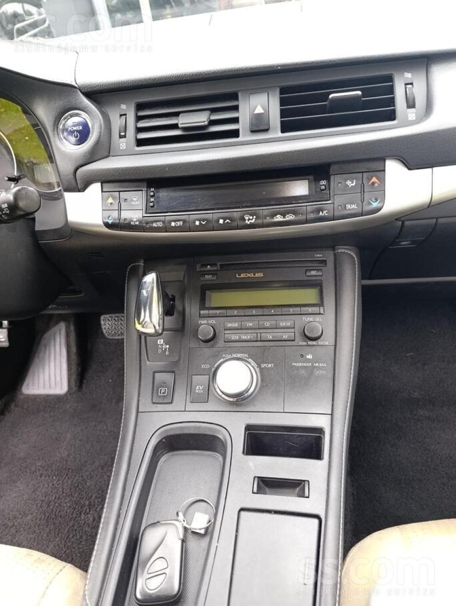 Black Lexus CT 2012 in Riga, with an engine capacity of 1.80 L and mileage of 182 thousand km for 8200 €, photo 8 on AUTOMOTO.COM.LV