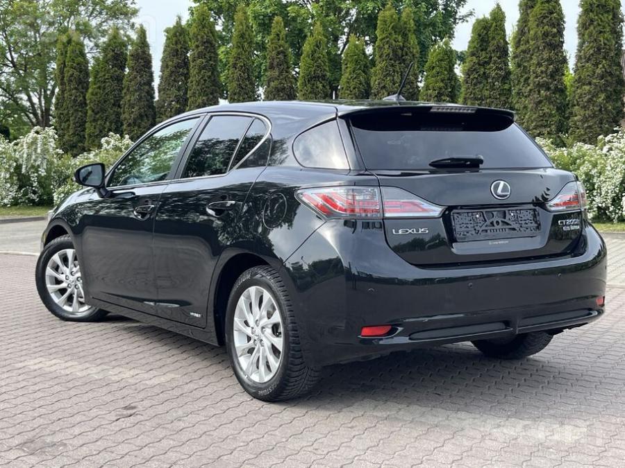 Black Lexus CT 2013 in Jelgava, with an engine capacity of 1.80 L and mileage of 235 thousand km for 10590 €, photo 4 on AUTOMOTO.COM.LV