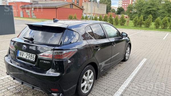 Black Lexus CT 2014 in Riga, with an engine capacity of 1.80 L and mileage of 204 thousand km for 11200 €, photo 4 on AUTOMOTO.COM.LV