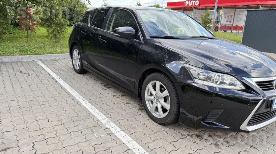 Black Lexus CT 2014 in Riga, with an engine capacity of 1.80 L and mileage of 204 thousand km for 11200 €, photo 4 on AUTOMOTO.COM.LV