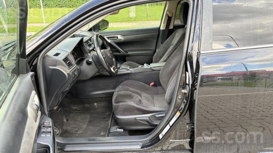 Black Lexus CT 2014 in Riga, with an engine capacity of 1.80 L and mileage of 204 thousand km for 11200 €, photo 8 on AUTOMOTO.COM.LV