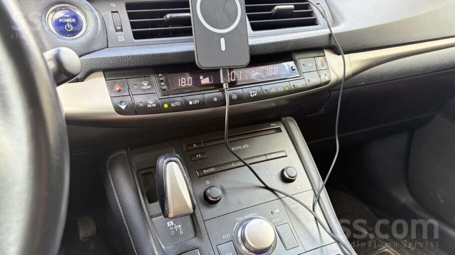 Black Lexus CT 2014 in Riga, with an engine capacity of 1.80 L and mileage of 204 thousand km for 11200 €, photo 9 on AUTOMOTO.COM.LV