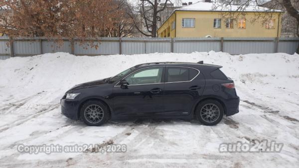 Black Lexus CT 2015 in Tallinn, with an engine capacity of 1.80 L and mileage of 125 thousand km for 12999 €, photo 4 on AUTOMOTO.COM.LV