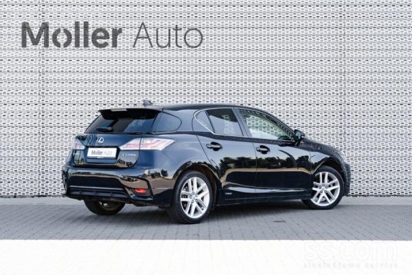 Black Lexus CT 2015 in Riga, with an engine capacity of 1.80 L and mileage of 171 thousand km for 11600 €, photo 4 on AUTOMOTO.COM.LV