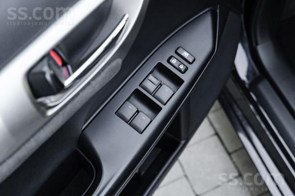 Black Lexus CT 2015 in Riga, with an engine capacity of 1.80 L and mileage of 171 thousand km for 11600 €, photo 7 on AUTOMOTO.COM.LV