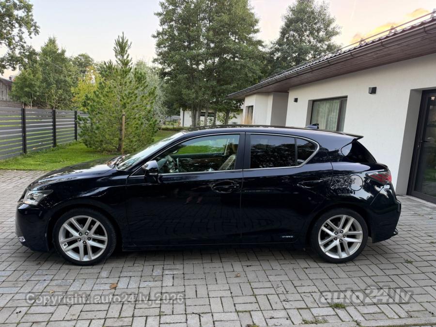 Black Lexus CT 2015 in Tallinn, with an engine capacity of 1.80 L and mileage of 154 thousand km for 13920 €, photo 4 on AUTOMOTO.COM.LV